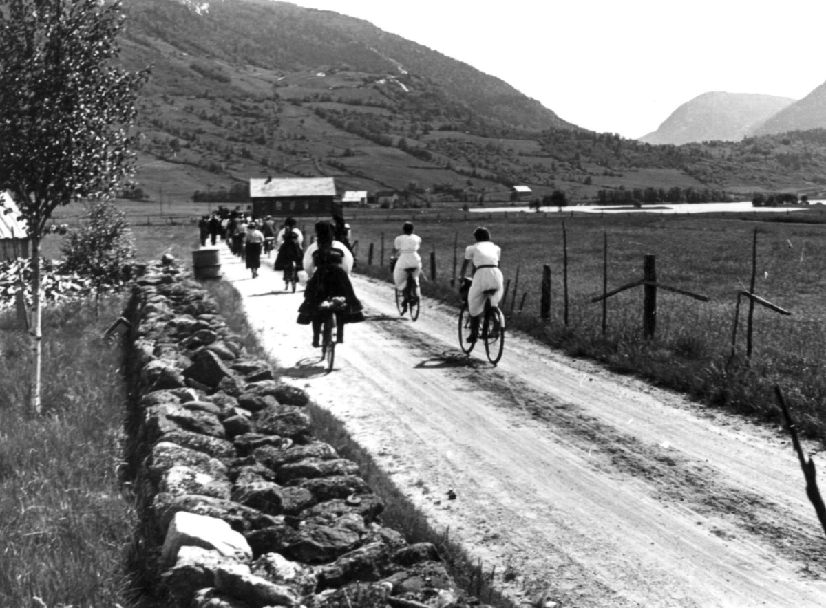 Valle, Setesdal, Aust-Agder 1939. Bryllup. Folk spaserer og sykler på ...