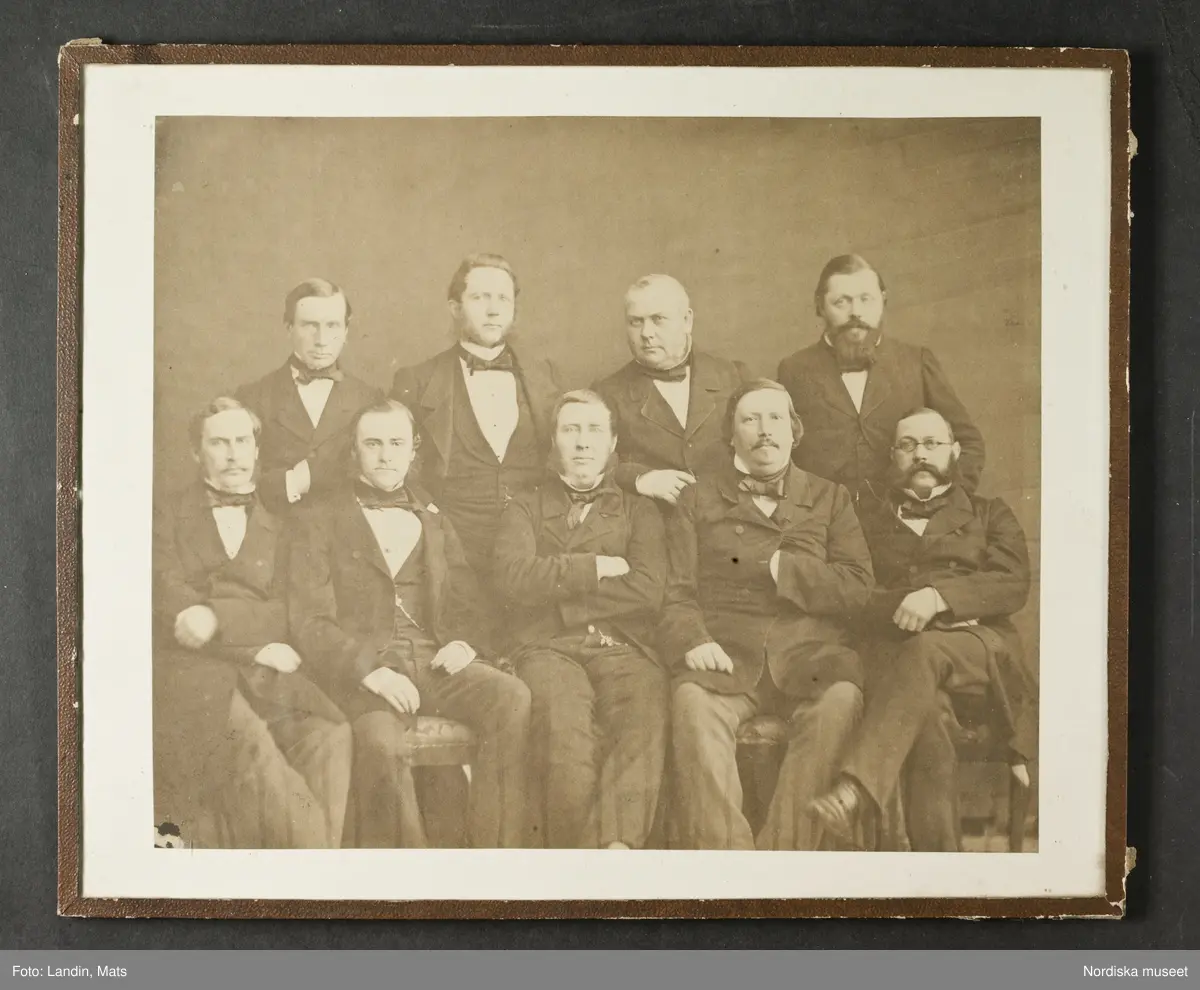 Gruppbild. Fotografi på salt el. albuminpapper i ram, porträtt av nio ...