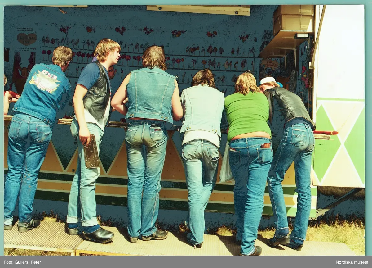 Raggare på Kiviks marknad. Sex unga män framför ett marknadsstånd med ...