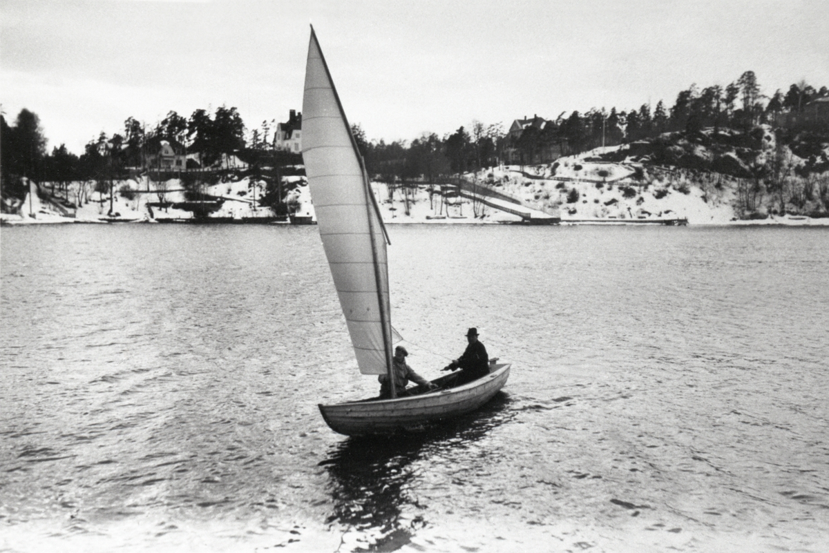 Oslojolle i Frognerkilen. Presentasjonsseilas i 1937 - Norsk Maritimt ...