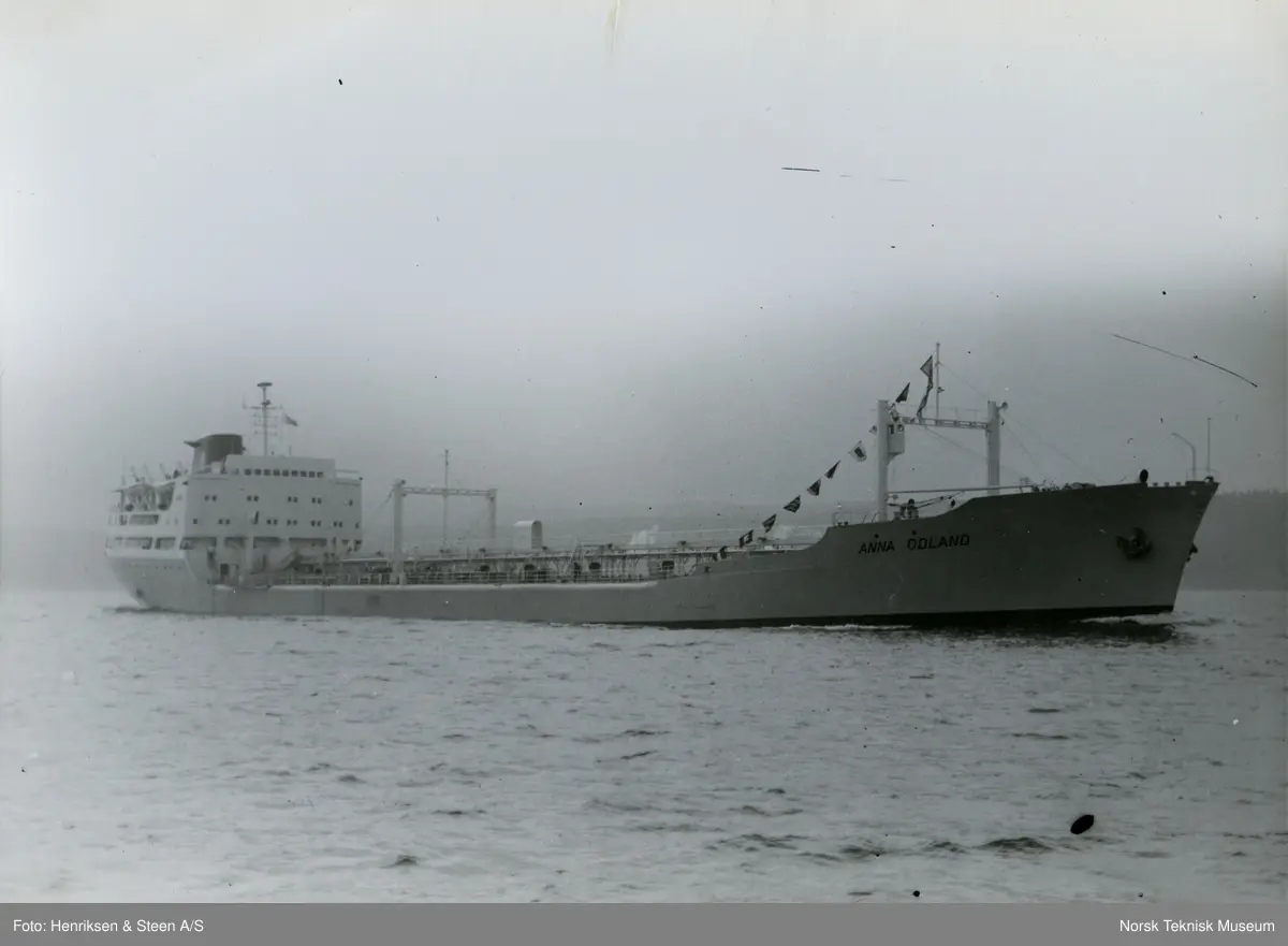 Eksteriør, tankeren M/S Anna Odland, B/N 521 (Tangens B/N 8) under ...