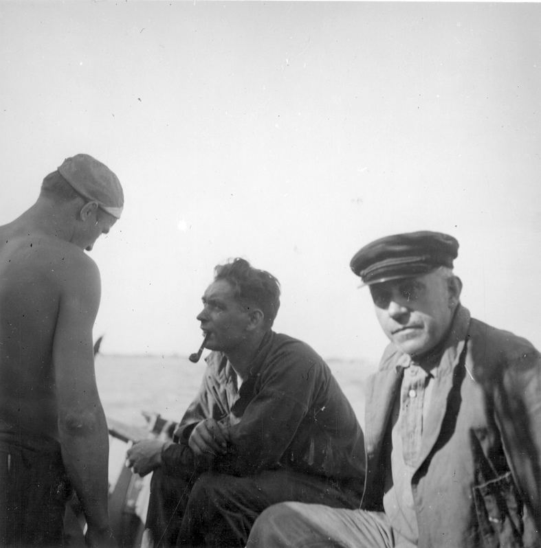 Göteborgs örlogsdepå. HM Hjvb 384. tre man ur besättningen. I mitten en ...