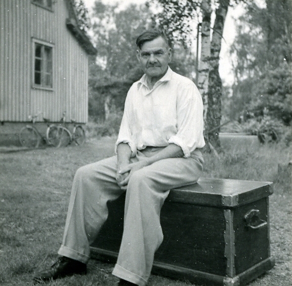 Timmerman Karl Albin f. 1878 i Timmernabben, på sin timmermanskista ...