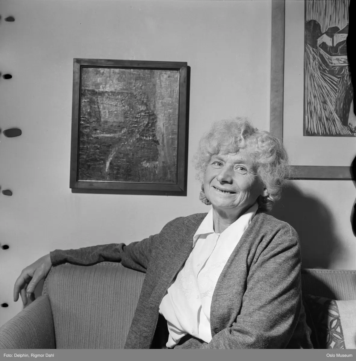 Inger Alver Gløersen med Munch-bilder. - Oslo Museum / DigitaltMuseum