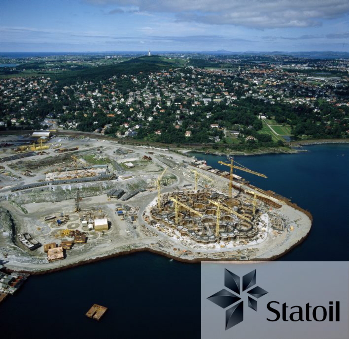 Byggingen av betongunderstellet til Statfjord C pågår i tørrdokken til ...