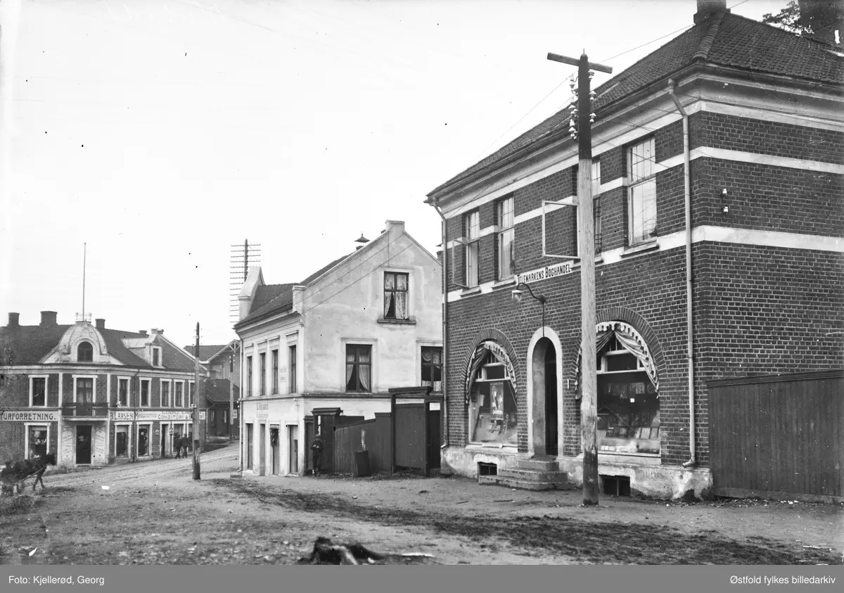 Notodden 1910. Oscar Nissensgate mot STorgata, bygget i front er ...