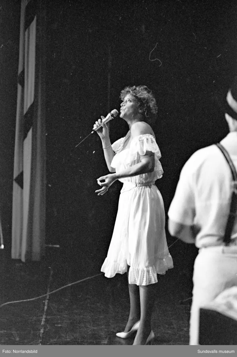 Lill-Babs på Folkets park i Sundsvall. - Sundsvalls museum / DigitaltMuseum