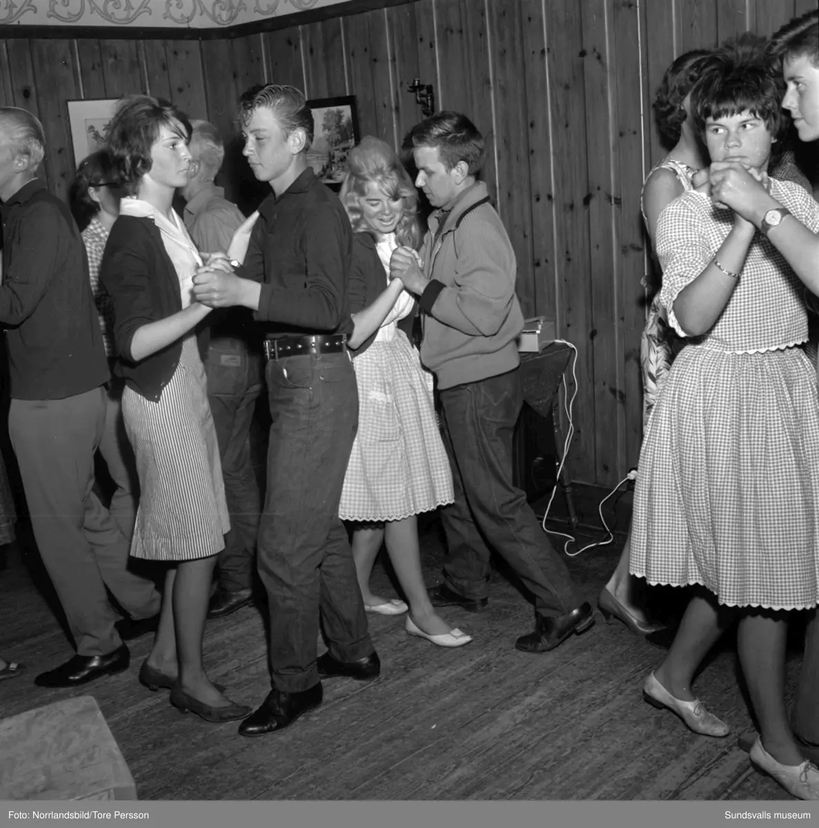 Danskurs för 40 ungdomar födda 1944-1946 på Villa Granliden, Alnö ...