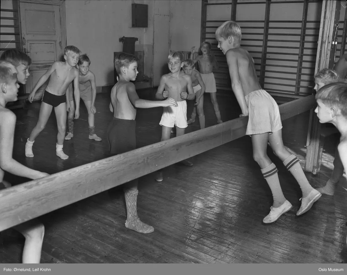 Ila skole, interiør, gymnastikksal, gutter, bom - Oslo Museum ...