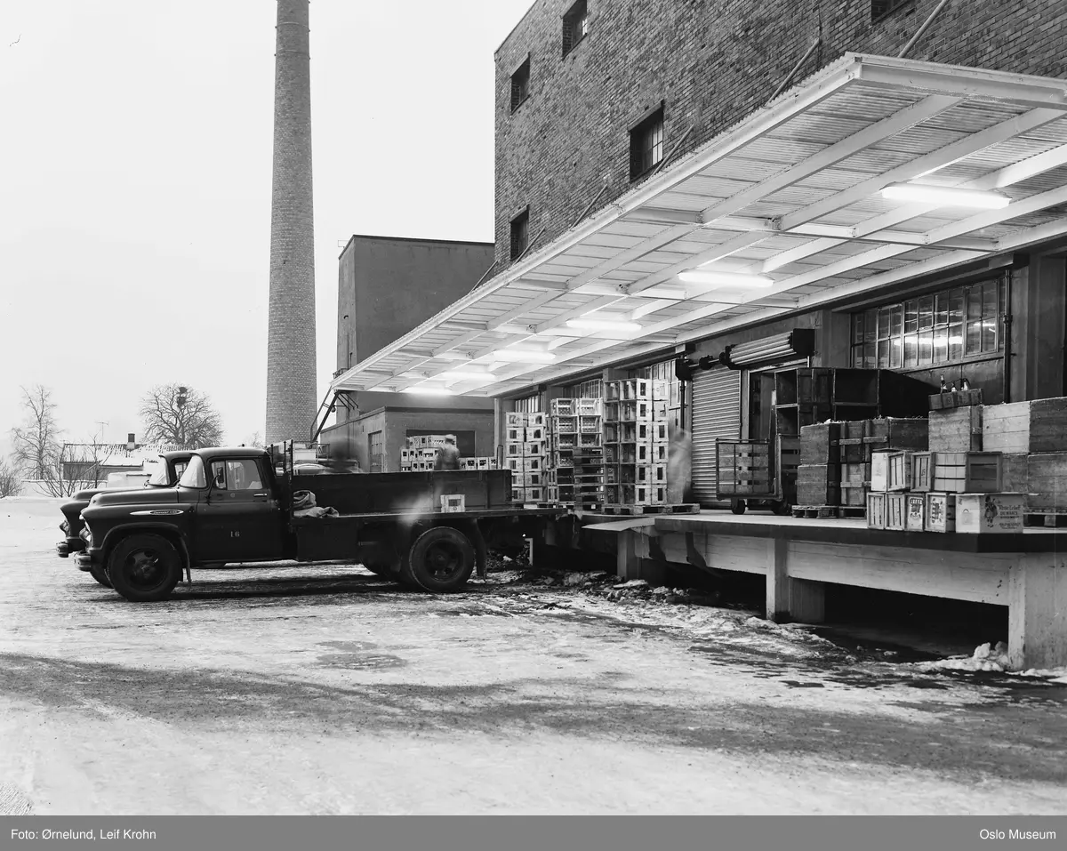 Vinmonopolets sentralanlegg, Chevrolet lastebiler, kasser - Oslo Museum / DigitaltMuseum