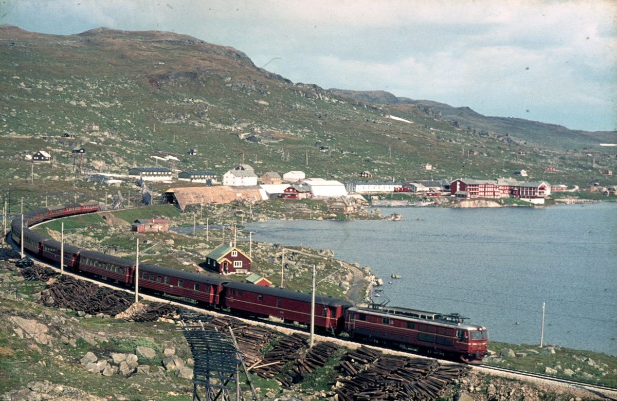Langs Rallarvegen. Bergensbanen ved Finse stasjon. Daghurtigtog 601 ...
