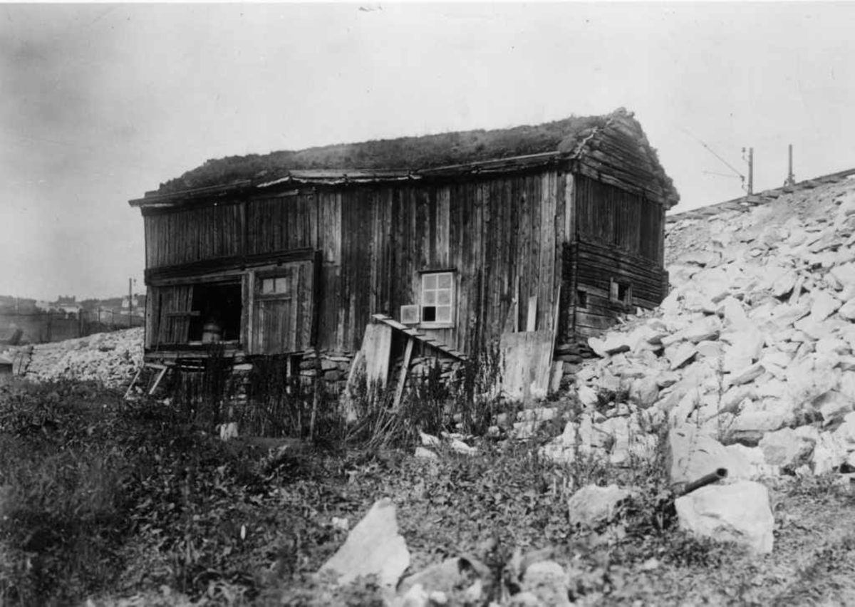 Gammel fjøs, låve fra gamle Narvik, delvis nedfylt av jernbanefylling ...