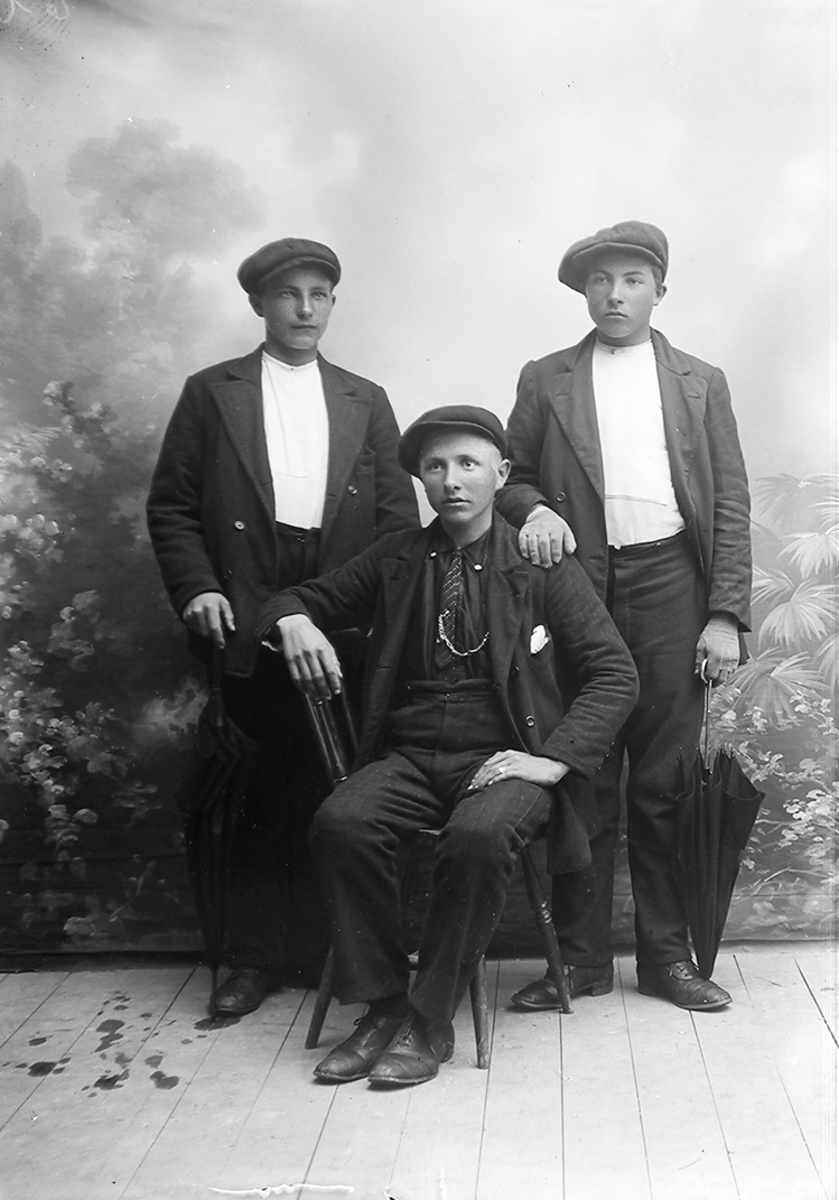 Portrett. Konfirmanter. Gildeskål. 1916. Bak fra v.: Ole Sandnes ...