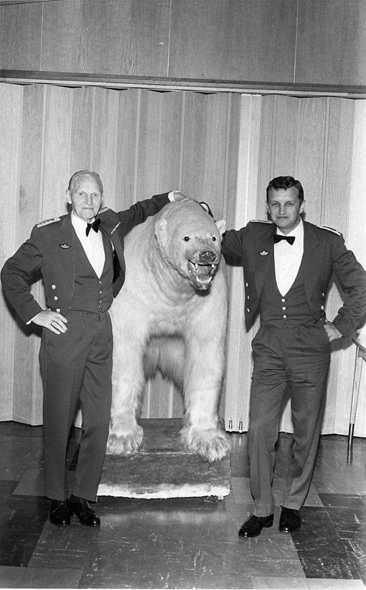 Til venstre oberst og tidligere stasjonssjef på Bodø Hovedflystasjon ...