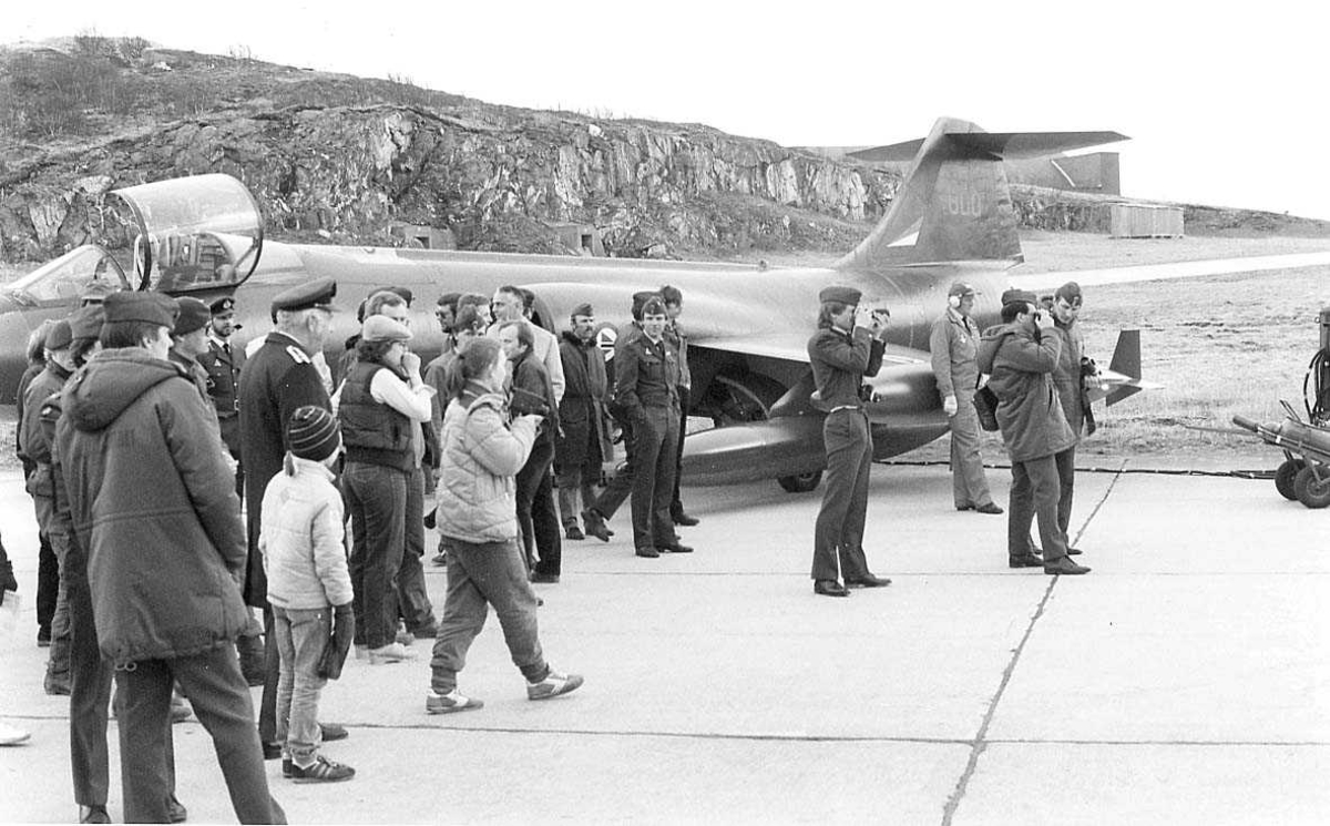 Mange mennesker samlet ved siden av et parkert fly. - Norsk ...