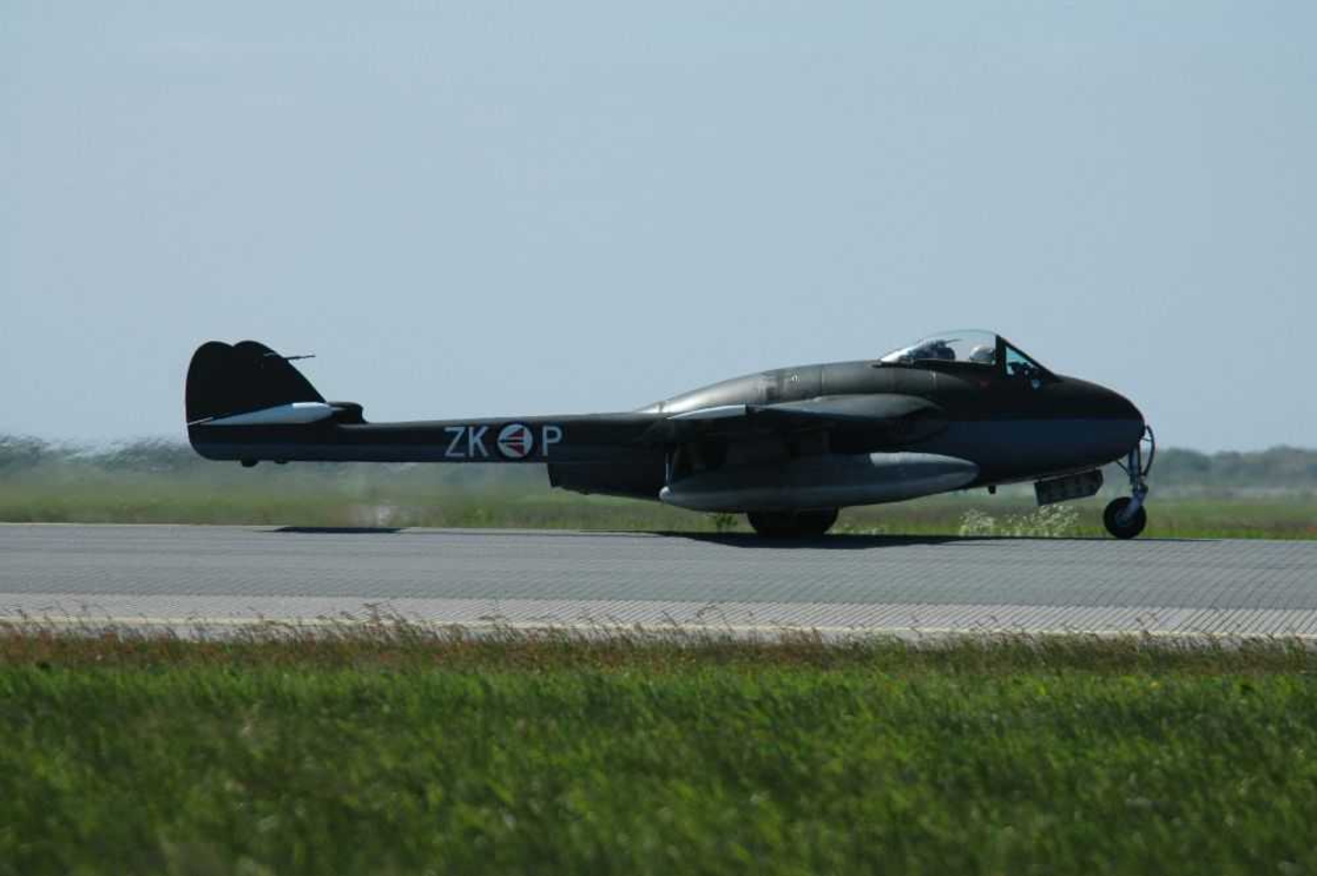 Lufthavn (flyplass) Ett fly på bakken. De Havilland Vampire MK52 ...