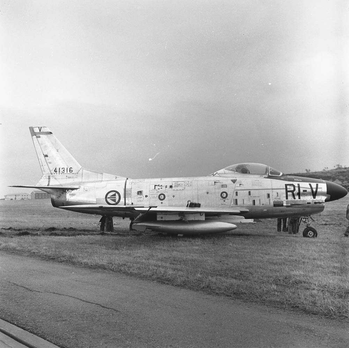 F-86-K, Sabre med kjennetegn RI-V, tail nr. 41316, havnet utfor stripen ...