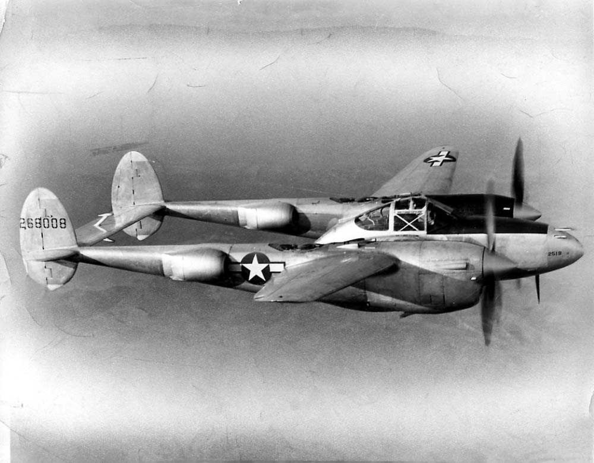 Luftfoto. Ett fly i luften, Lockheed P-38/F-5 Lightning. - Norsk ...