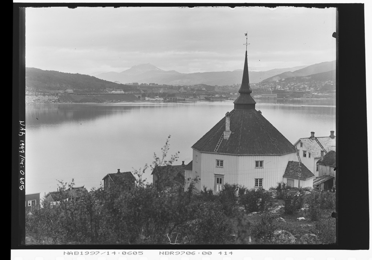 Ankenes kirke. Narvik med malmkaiene i bakgrunnen. - Museum Nord ...