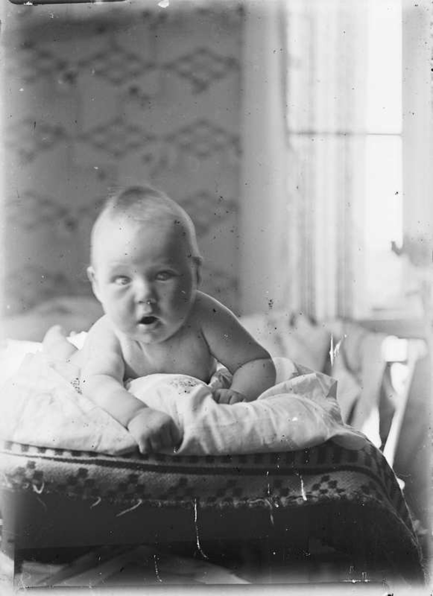 Litet barn. - Vänersborgs museum / DigitaltMuseum