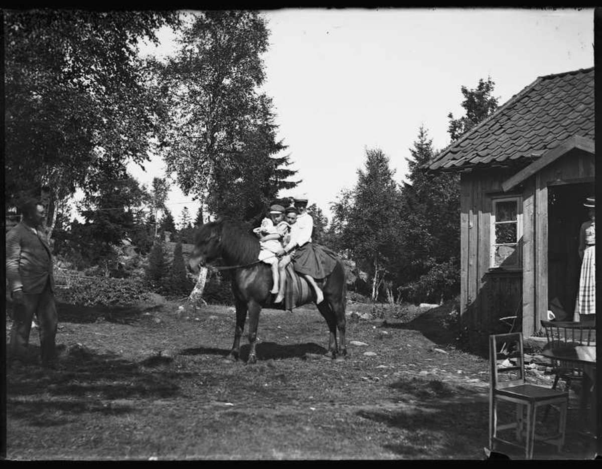 Olof Jonssons text: "Karlinders barnen till häst". Troligen hade ...