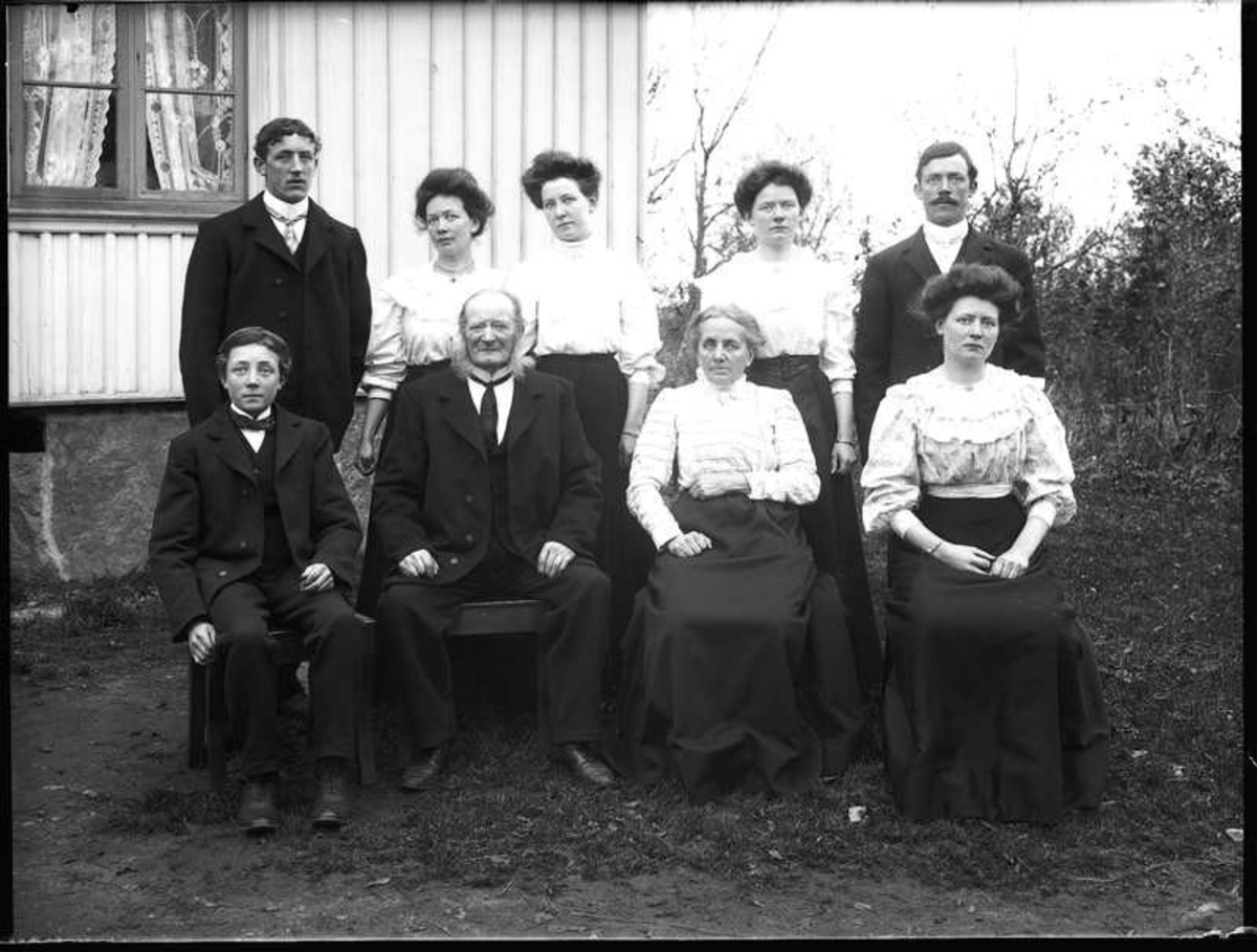 Carl Magnussons familj ca 1910. Olof Jonssons text: "Bräcke?" Olof ...