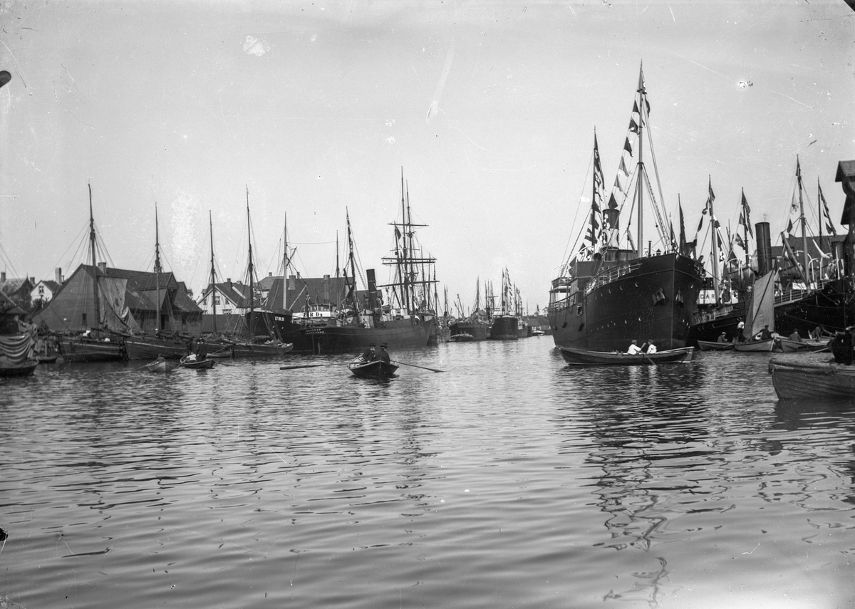 Flere dampskip og noen seilskuter ankret opp i Smedasundet. Noen ...