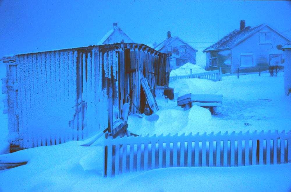 Landskap. Vinter. Stivfrosne hus i vinterdvale. Ett sted i Nord-Norge ...
