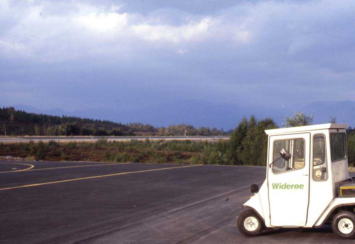 Lufthavn/Flyplass. Røssvold/Mo i Rana. En truck venter på at flyet skal ...