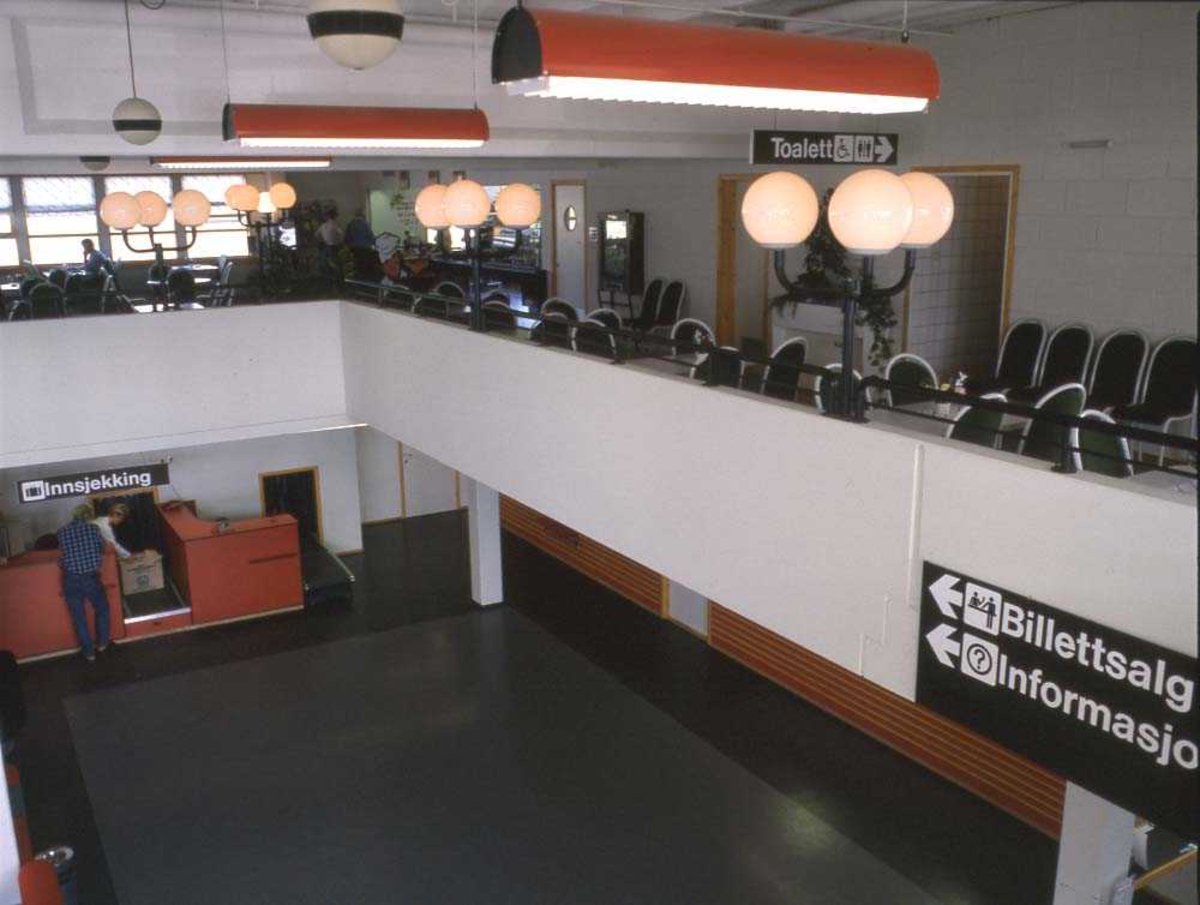 Lufthavn/Flyplass. Stokmarknes/Skagen. Interiørbilde fra flyterminalen ...