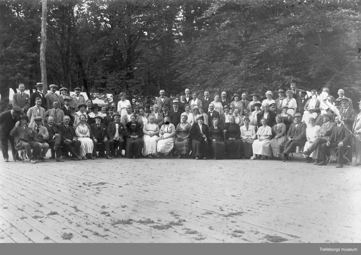 Röda korset ordnar utflykt till Bökeberg 1920 eller 1921. På bild från ...