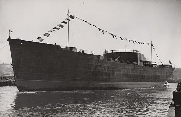 Svenska lastfartyget GLIMMAREN löper av stapeln den 2.10.1939 vid ...