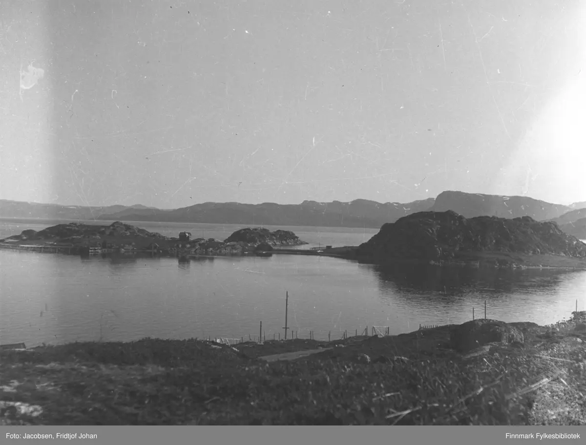 Klokkerøya, til høyre på bildet, utenfor Hammerfest/Rypefjord en ...