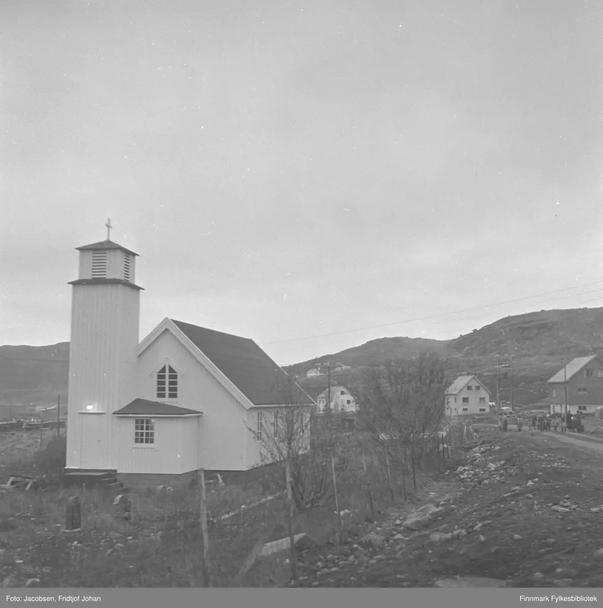 Indrefjord kapell i Rypefjord, med kirkegård. Dette er et tømra kapell ...
