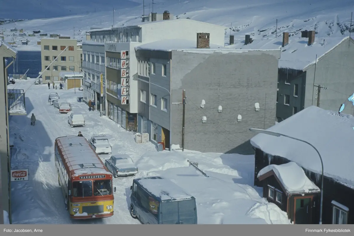 Storgata i Hammerfest sentrum en vinterdag. Solskinn og pent vær, men ...