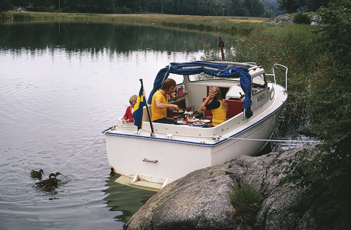 Albin 21 förtöjd i en vik. Marknadsföringsbild. - Sjöhistoriska museet ...