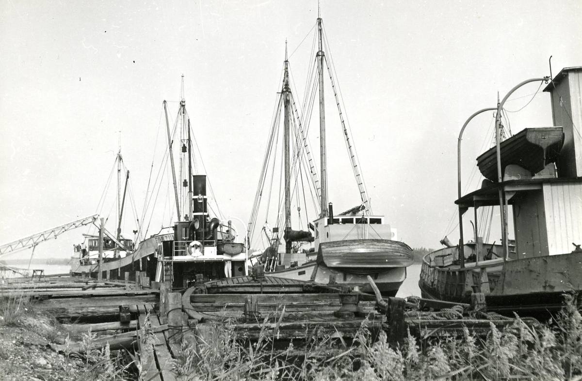 Hallstaviks hamn. Skutor. Troligen 1950-t. - Sjöhistoriska museet ...