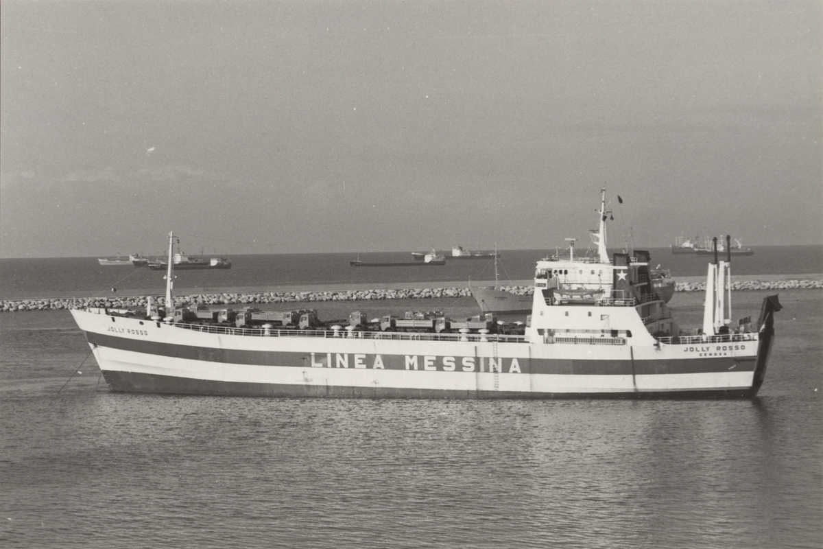 Lastfartyget JOLLY ROSSO ankrad på redden med billast ombord ...