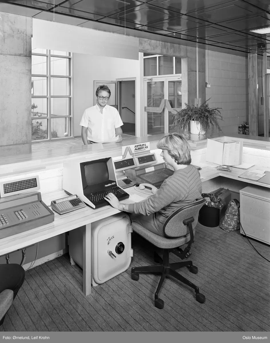 Astrup & Aubert & Co entreprenørforretning, interiør, resepsjon, kvinne ...