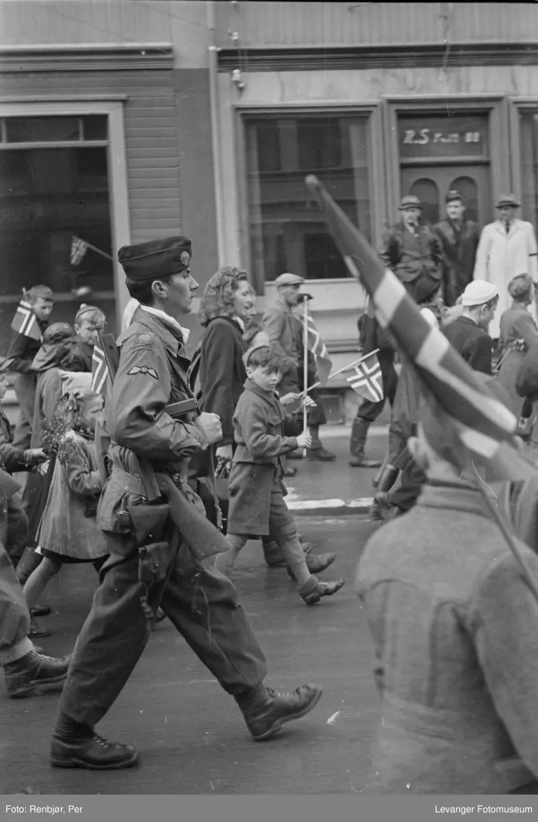 William Colby amerikansk fallskjermjeger. - Levanger Fotomuseum ...
