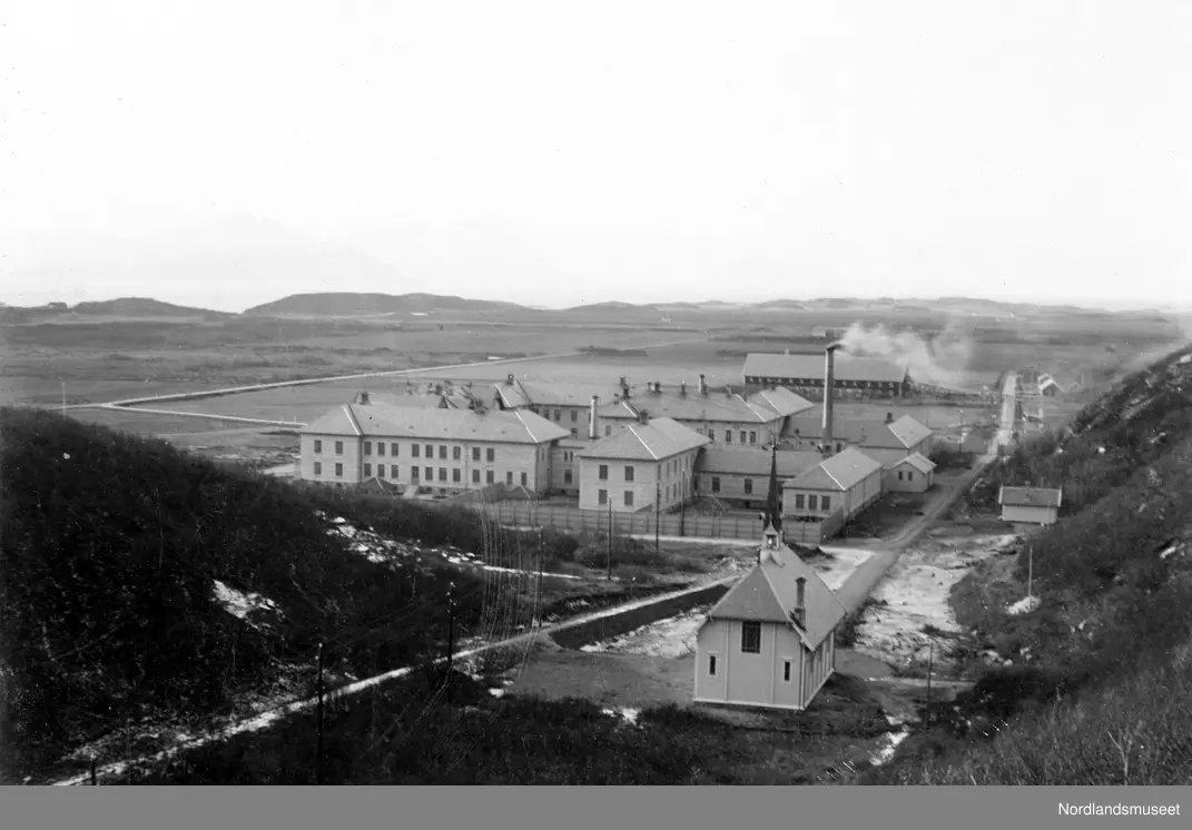 Rønvik Asyl sett fra nord. Sykehuset med Obduksjon/likhus t.v ...