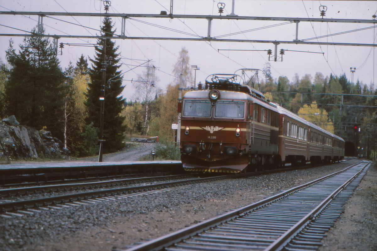 NSB ekspresstog 62 Bergen - Oslo passerer Movatn stasjon. Elektrisk ...