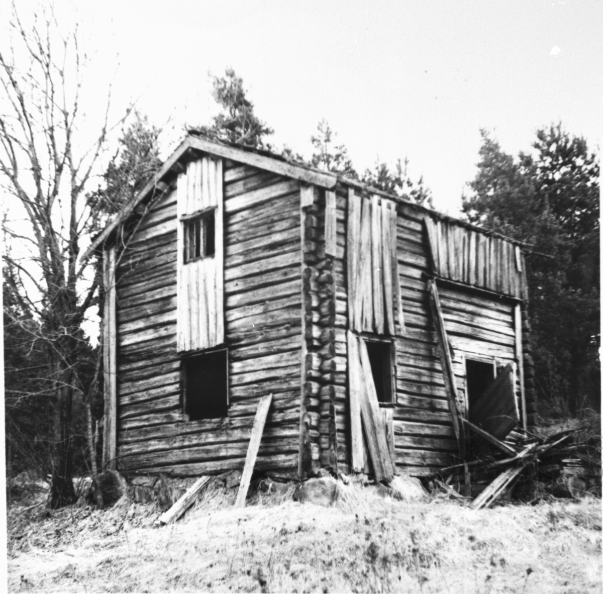 Gammal knuttimrad stuga under rivning. Styggemarp i Finserud. Nössemark ...