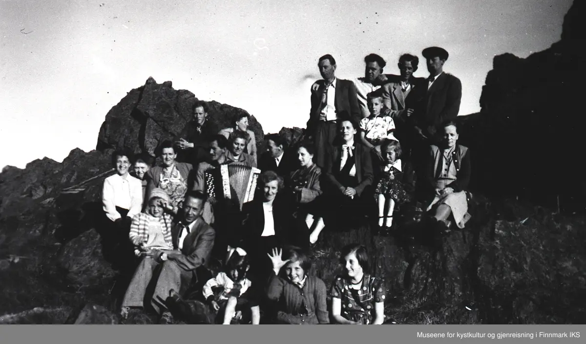 Kjelvik. Gruppebilde. Jon Eriksen underholder på trekkspill. 1946-1955 ...