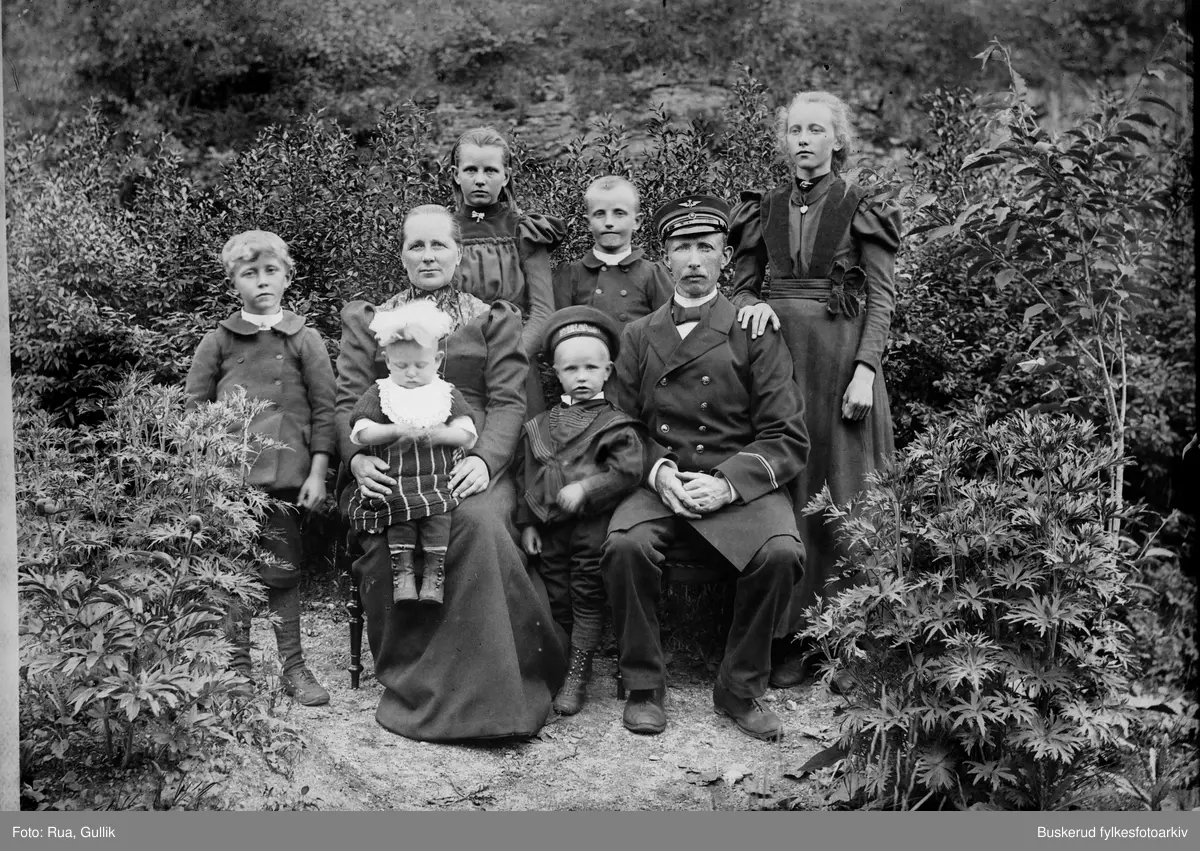 Stasonsmester Horn ved Krekling stasjon Sidelinjen fra Hokksund til ...