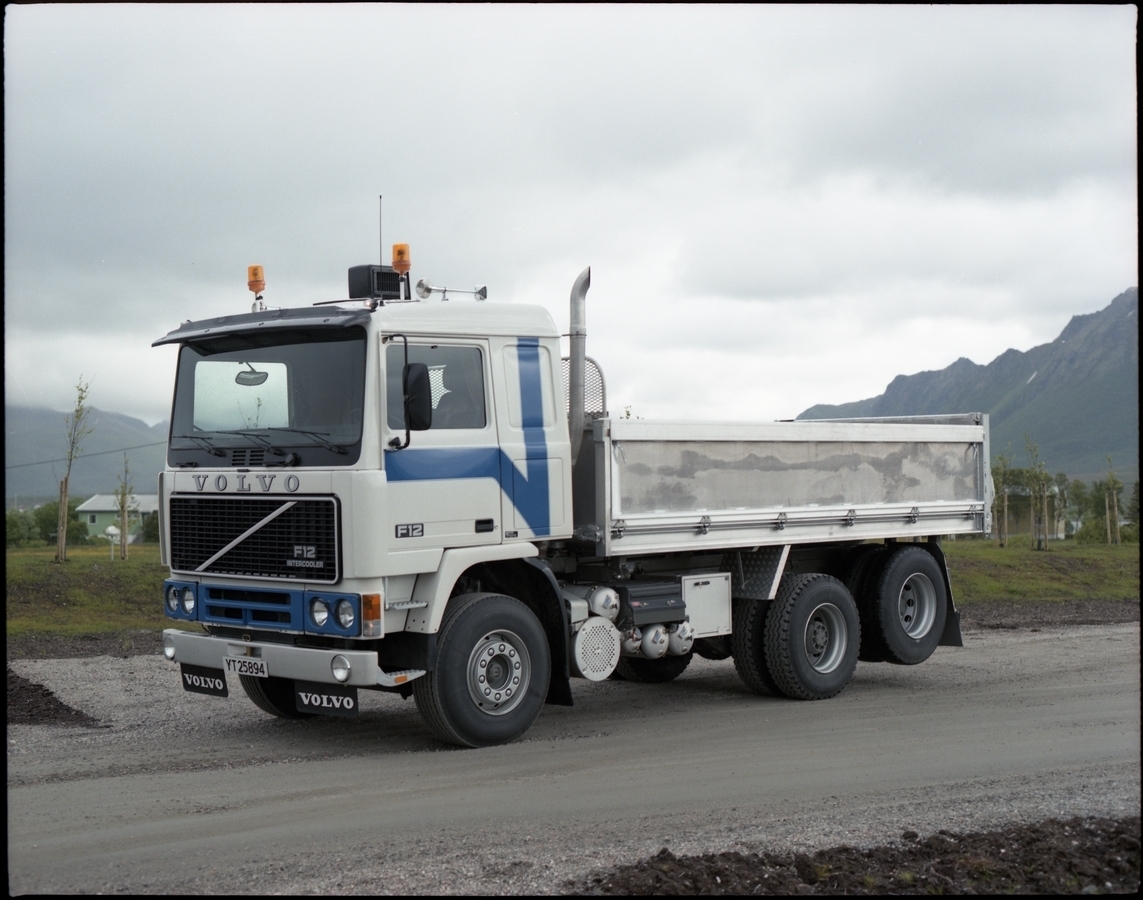 Volvo F12 lastebil på Sortland, juli 1987 - Museum Nord / DigitaltMuseum