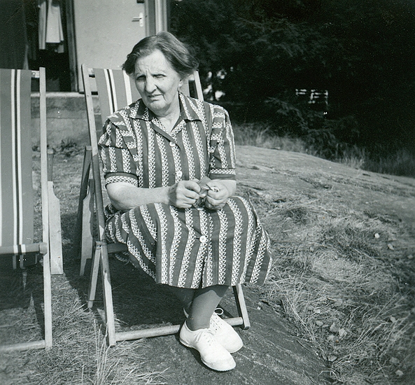 Mormor sommaren 1955. Judit Abrahamsson (f. Backman) (1888 - 1957) i ...