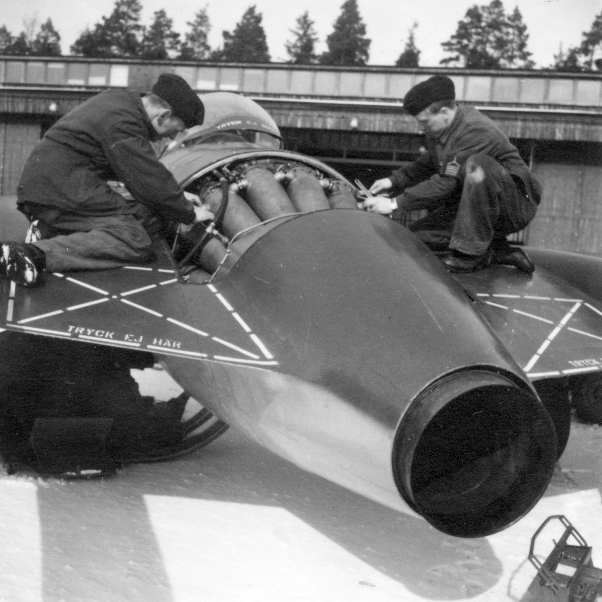 Service av flygplan J 28 framför hangar 82 på F 3 Malmen, vintertid ...
