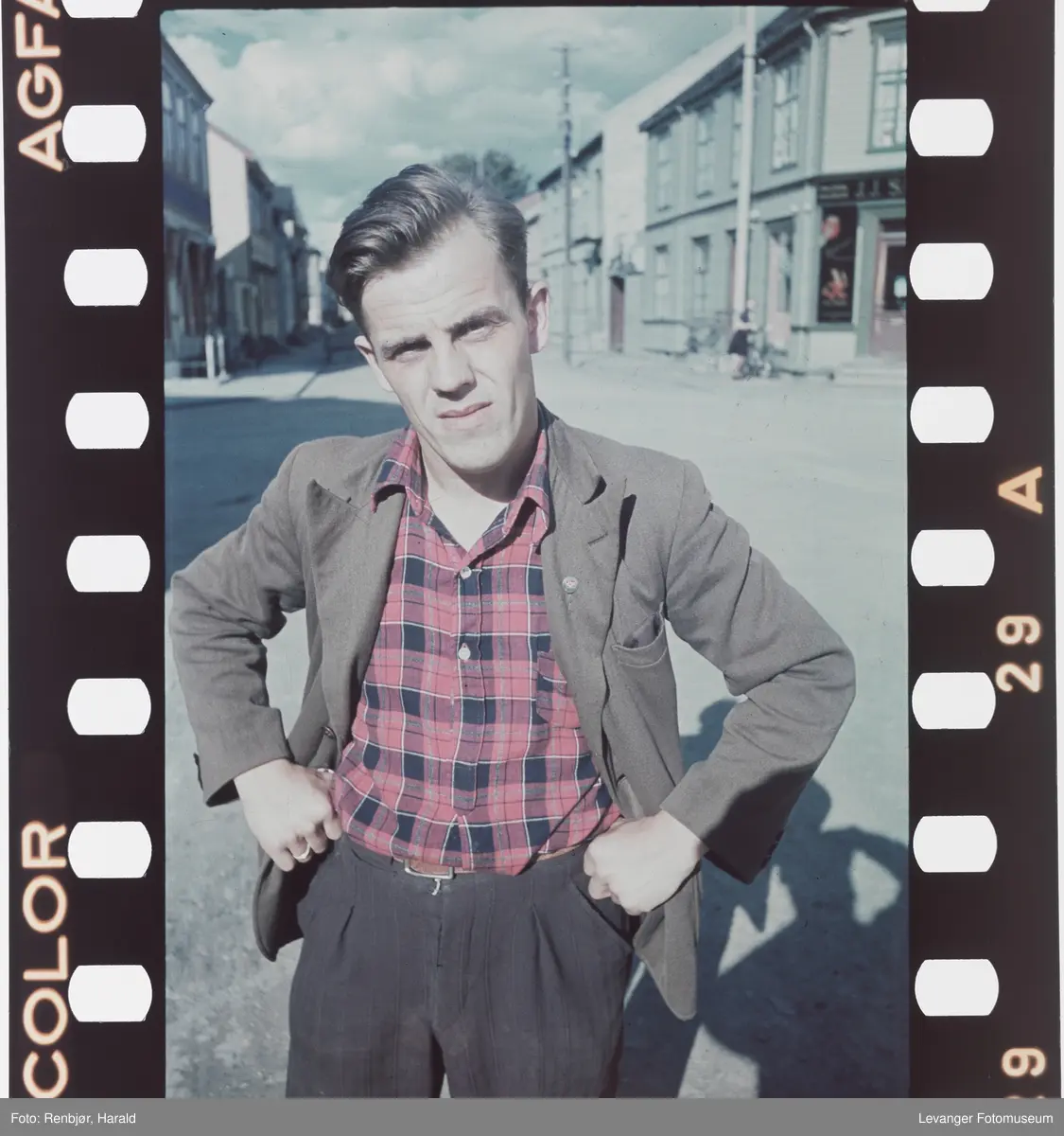 Portrett av en mann i Brugata. - Levanger Fotomuseum / DigitaltMuseum