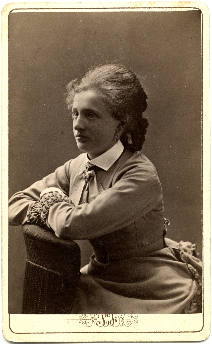 Porträtt av fotograf Anna Frankel. - Örebro läns museum / DigitaltMuseum